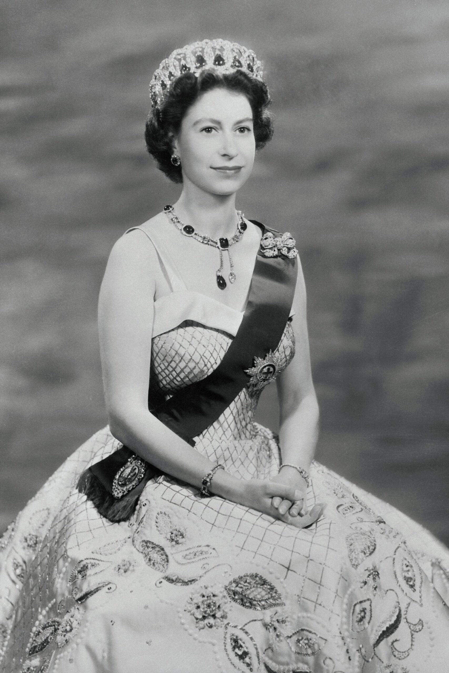 Descubre la Vida y el Legado de la Reina Isabel II